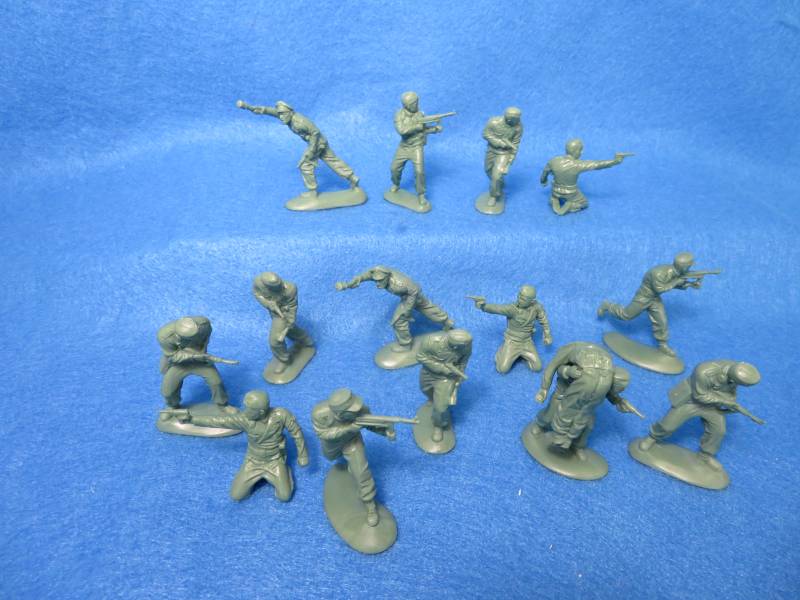 MARS #32035 WWII German Panzer crew in combat, 15 figures in 8 poses ...